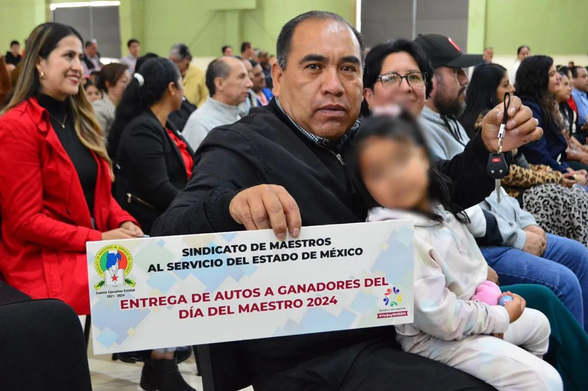 SMSEM entrega automóviles a 68 maestros | La Jornada Estado de México