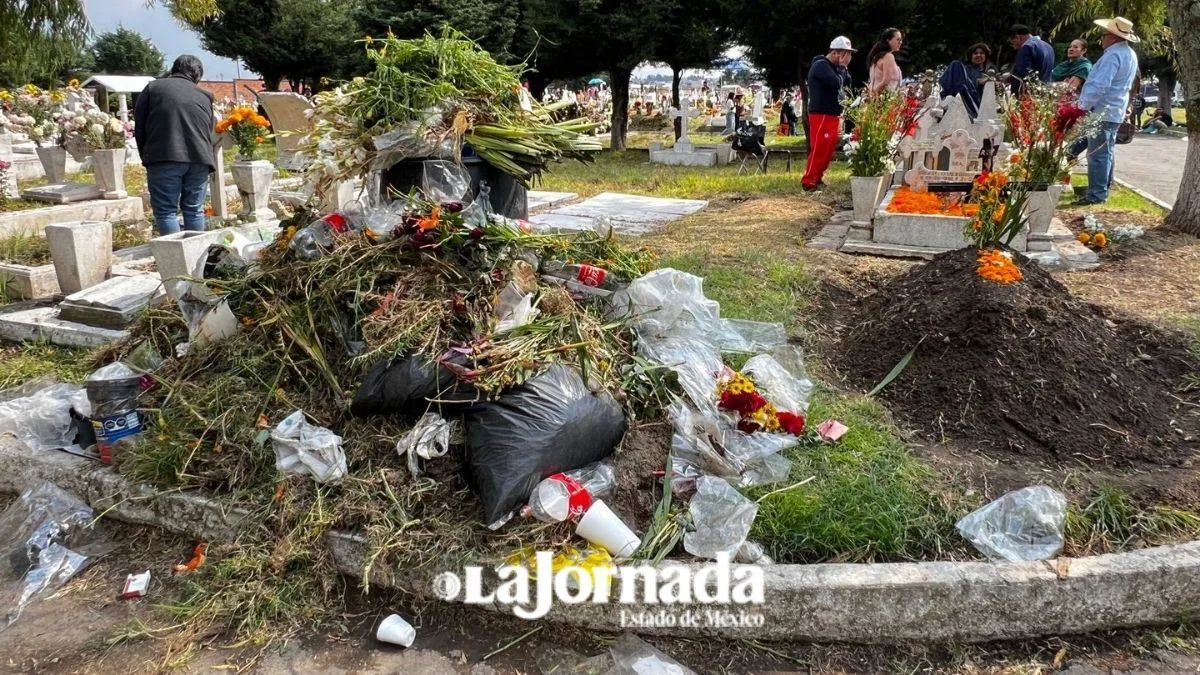 Basura, la otra cara del la celebración del Día de Muertos | La Jornada ...