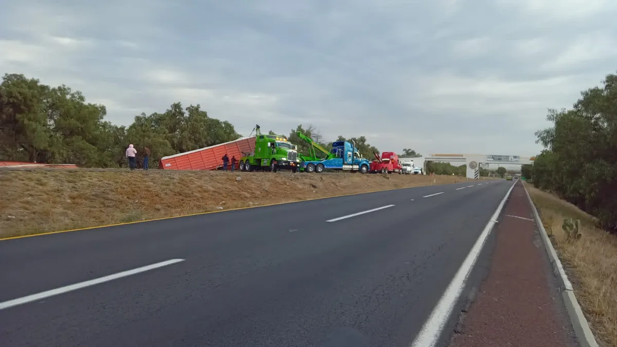 Volcadura de tráiler provoca caos en la autopista México-Pirámides | La Jornada Estado de México