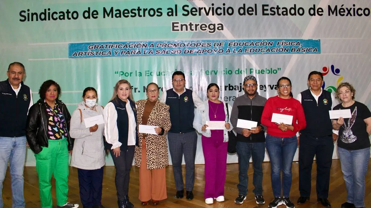 Marco Carbajal encabeza entrega de gratificaciones a profesores del ...