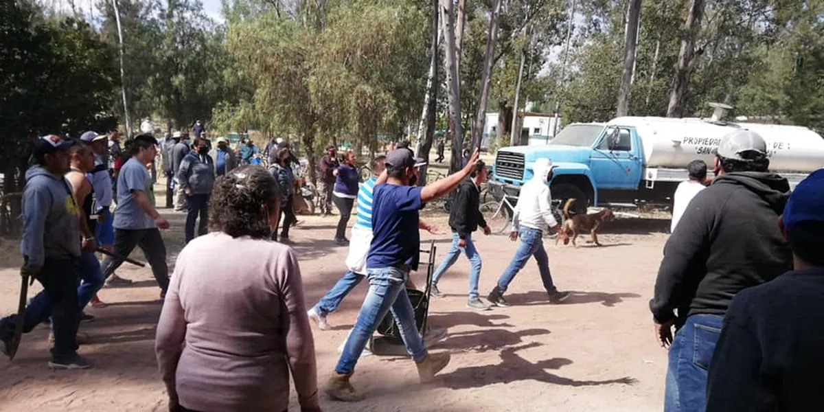 VIDEO: Se arma trifulca en Atenco, durante asamblea sobre áreas ...