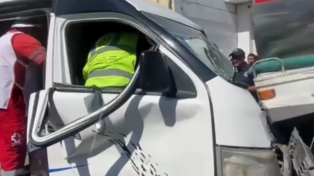 Chofer de combi queda prensado tras chocar con una pipa de agua | La ...
