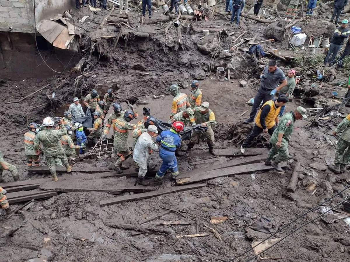 Suman ya 10 víctimas mortales por el deslave de un cerro en Jilotzingo ...