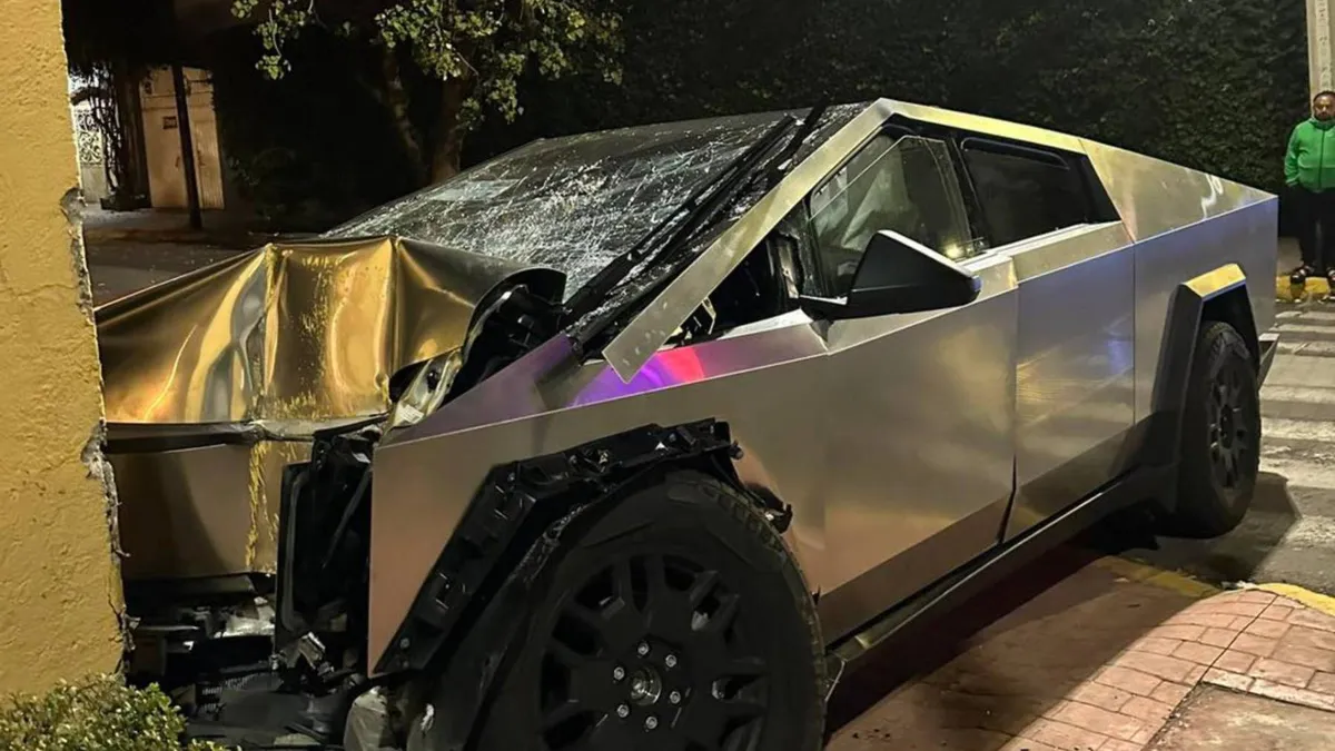 [VIDEO] Cybertruck se estrella contra una casa en CDMX | La Jornada ...